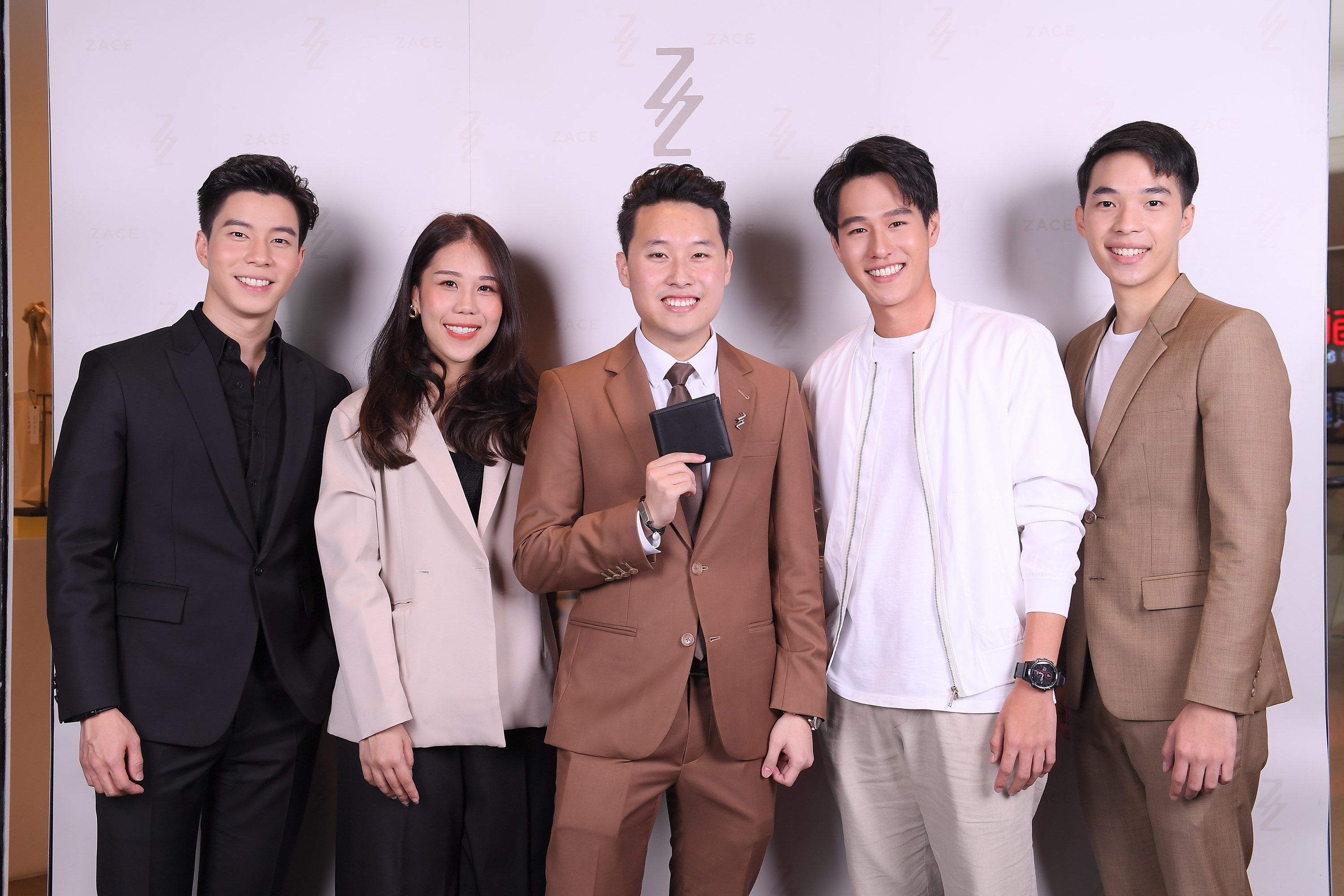 ZACE เปิดตัวแบรนด์ พร้อมแนะนำกระเป๋าสตางค์ชาร์จแบตได้ | Lifediary